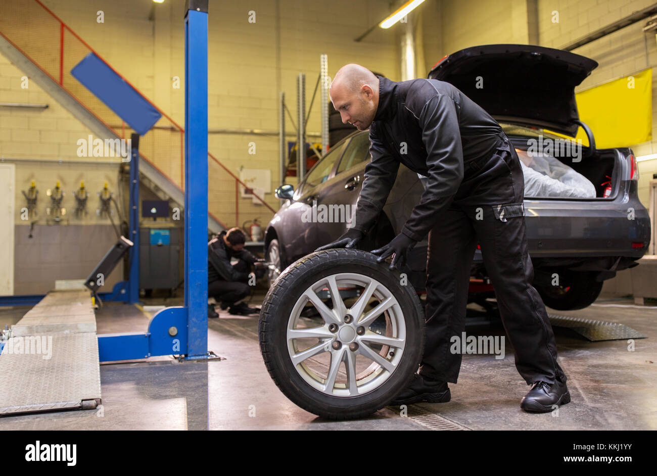 Changing replacing tyre tire wheel hi-res stock photography and images ...