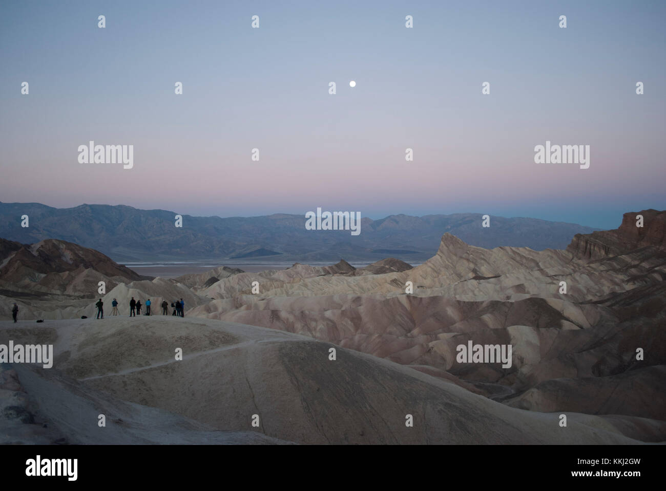 Mountain landscape at night. Group of people waiting for sunrise Stock ...