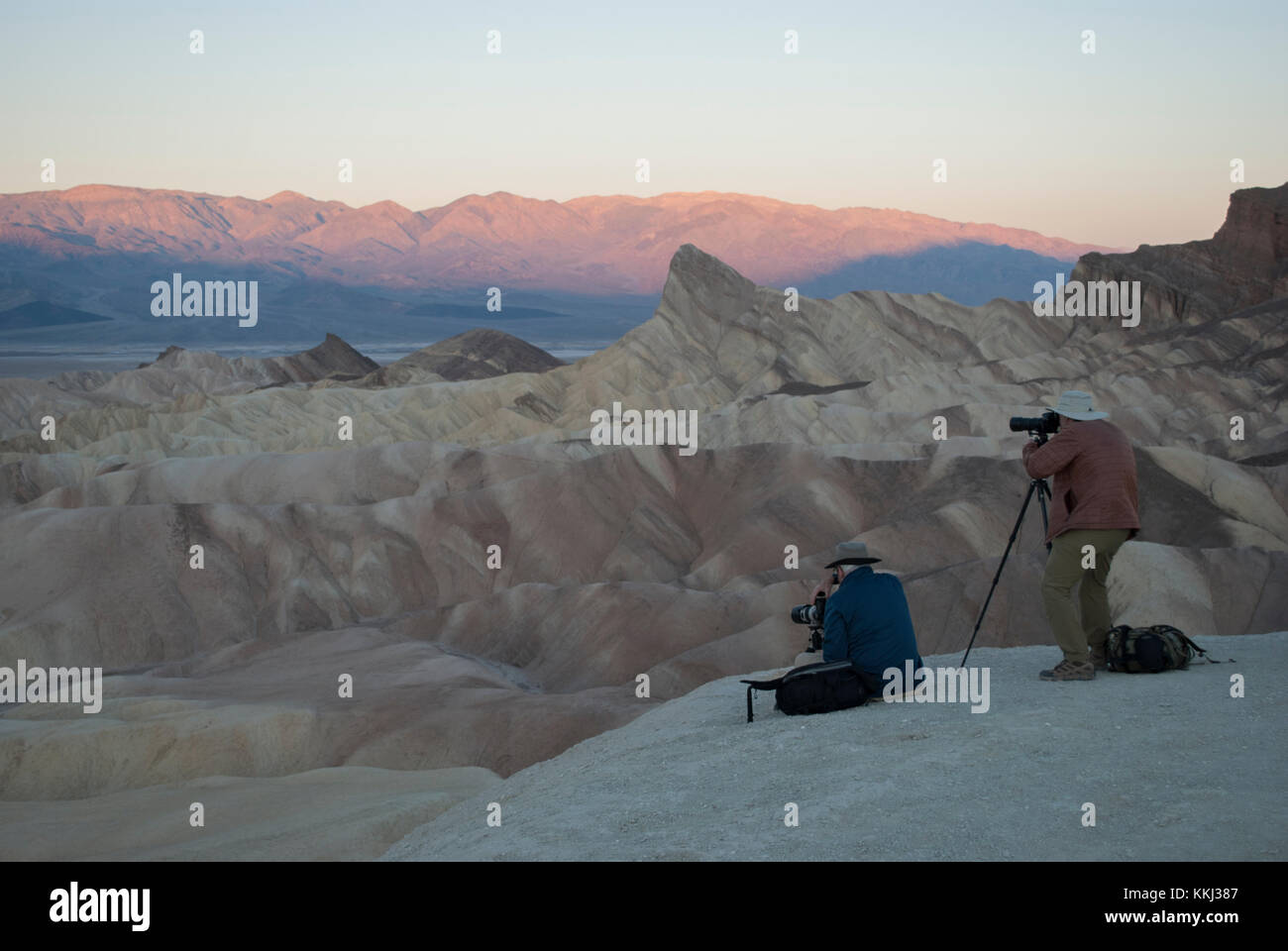 Photographers take pictures hi-res stock photography and images - Alamy