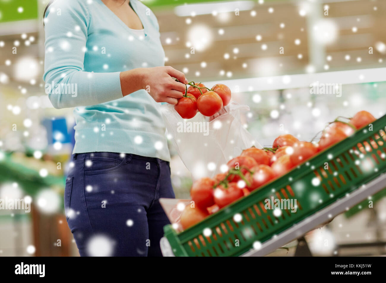 customer with bag buying tomatoes at grocery store Stock Photo - Alamy