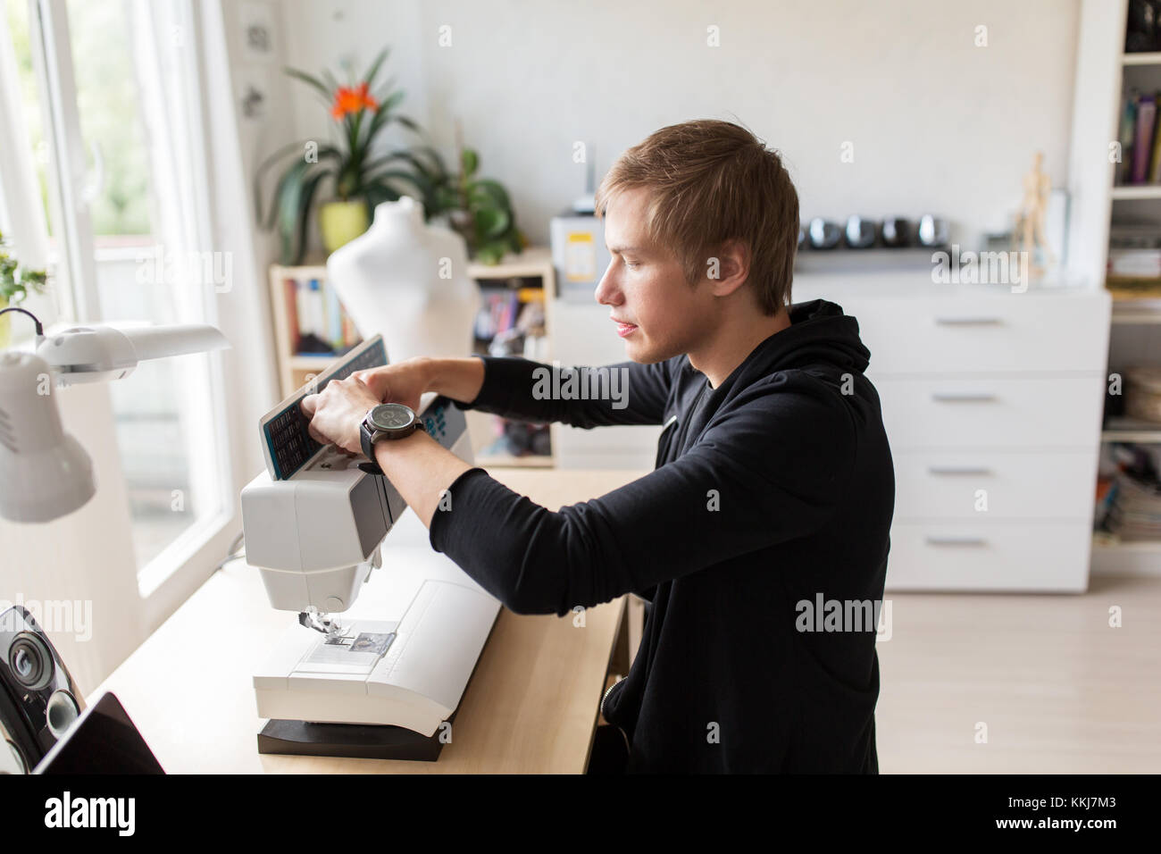 fashion designer with sewing machine at studio Stock Photo - Alamy