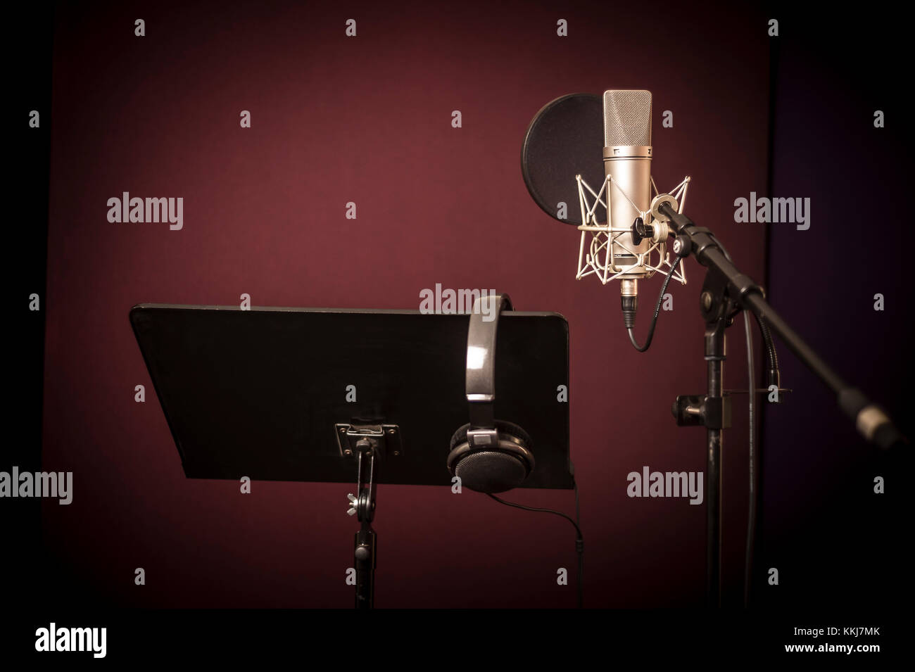 Singer with mic hi-res stock photography and images - Alamy