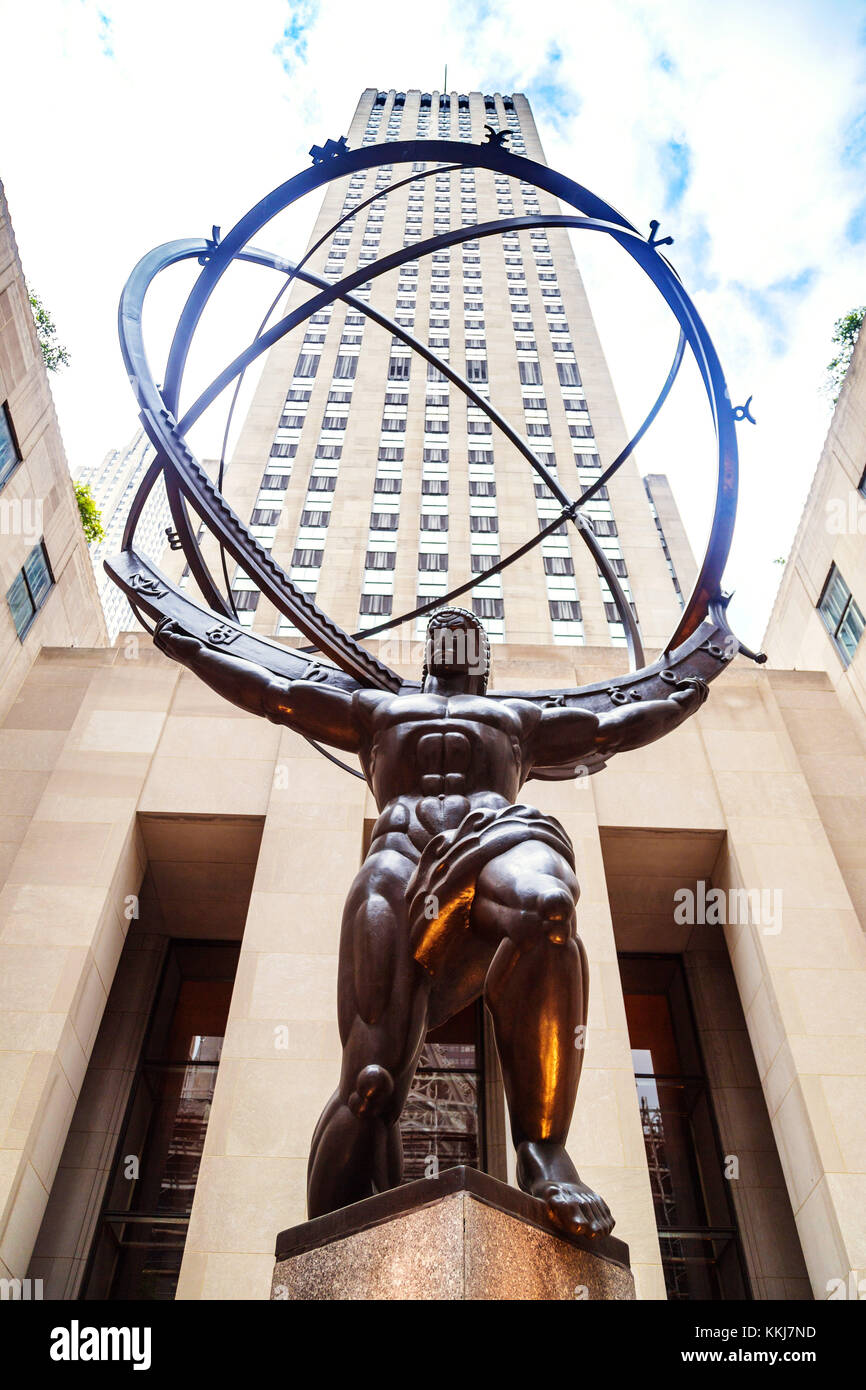 Atlas statue and Rockefeller Center Stock Photo - Alamy