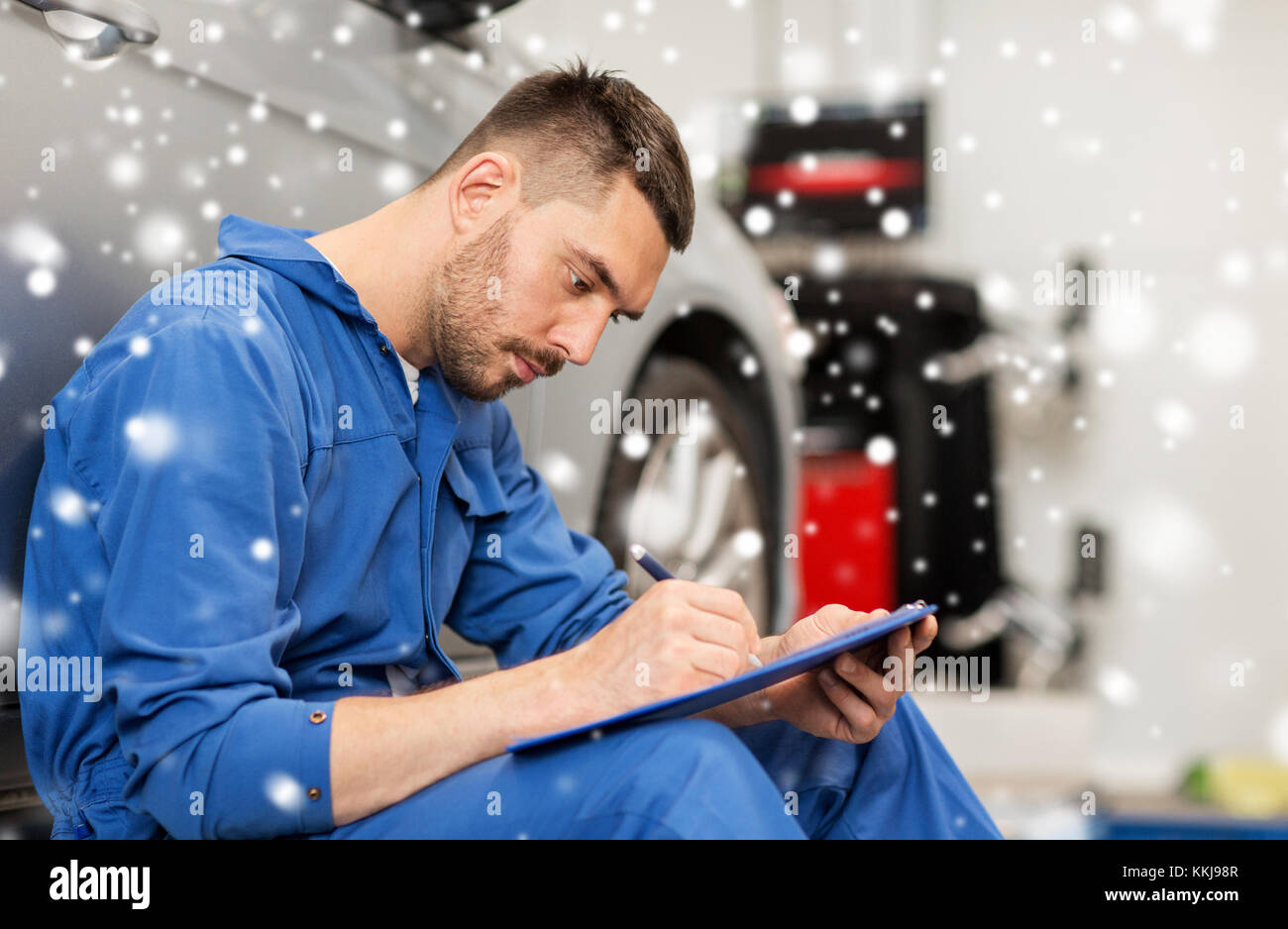 auto mechanic man with clipboard at car workshop Stock Photo - Alamy