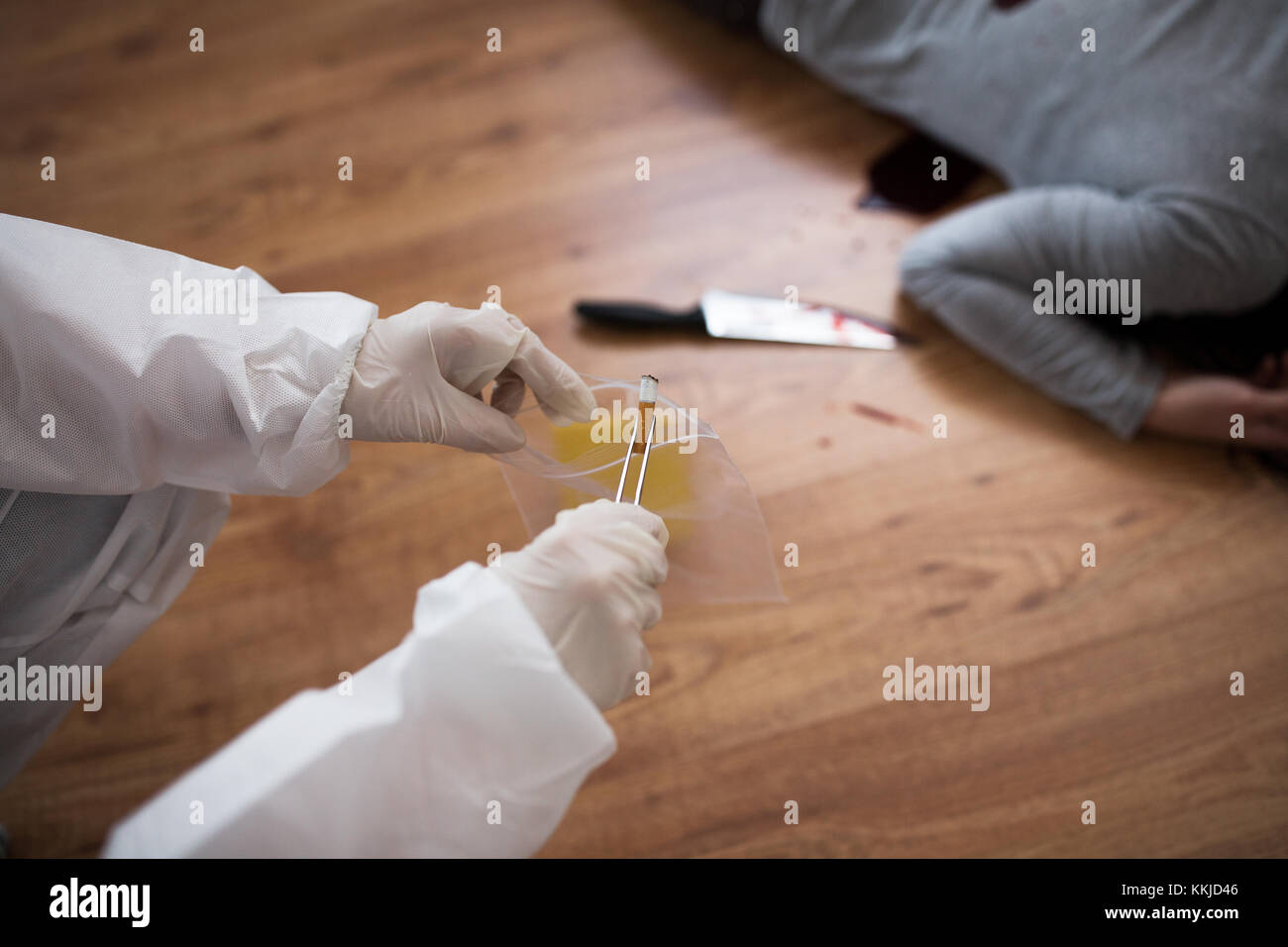 criminalist collecting crime scene evidence Stock Photo - Alamy