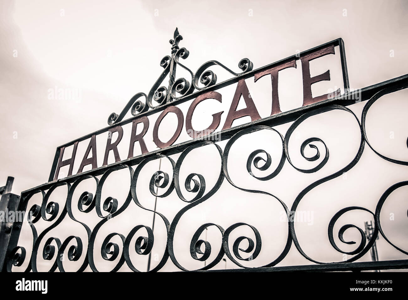 Harrogate railway station hi-res stock photography and images - Alamy