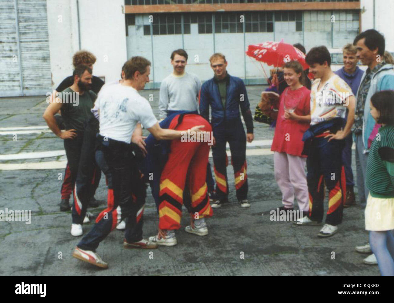 A photo of Grzegorz Polewski performing a parachute jump ('skok ze ...