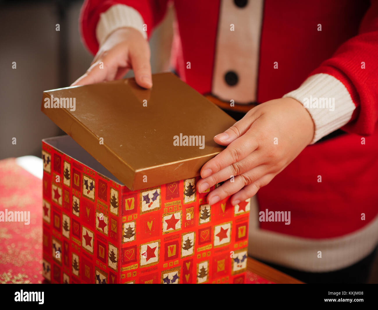 Preparing a Christmas gift box Stock Photo - Alamy
