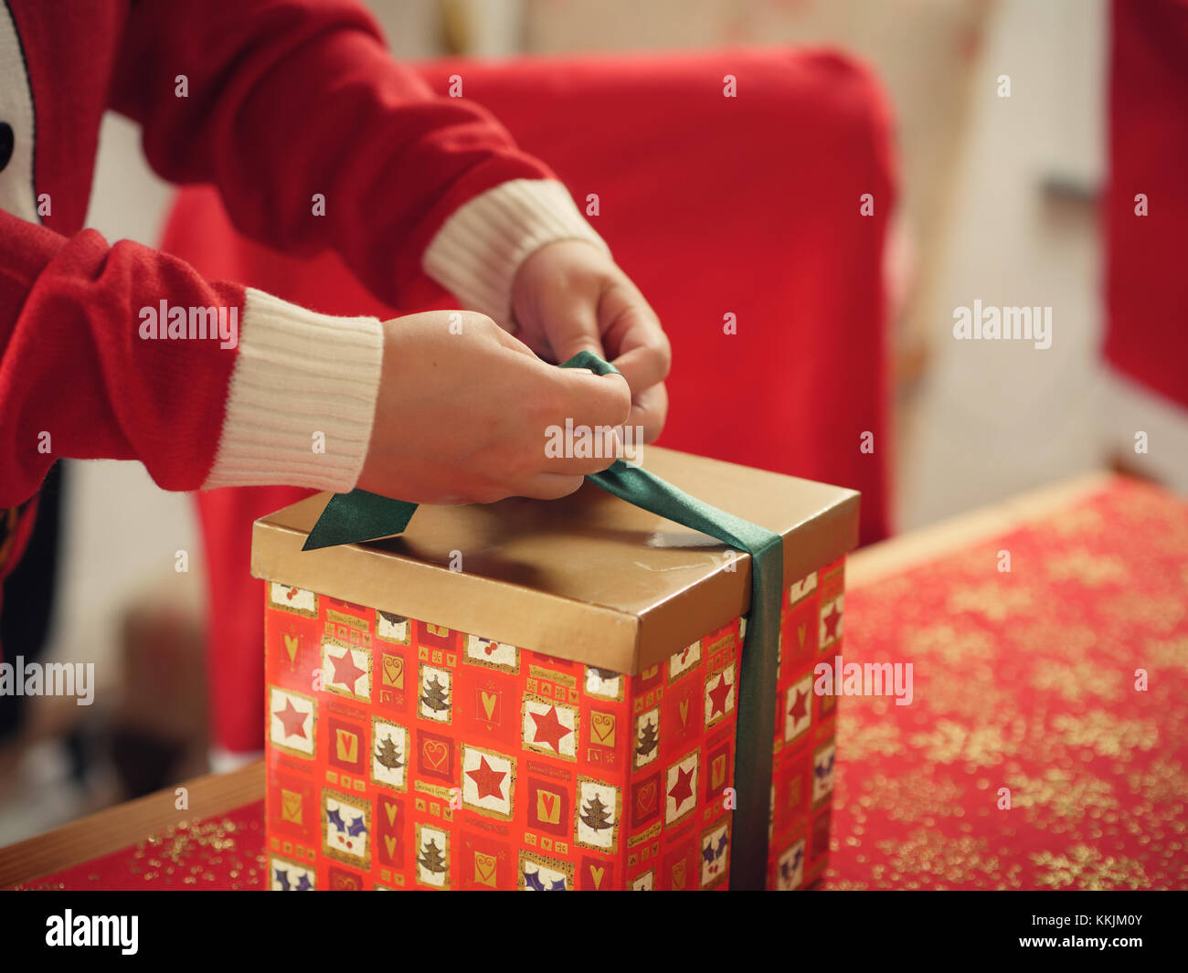 Preparing a Christmas gift box Stock Photo - Alamy