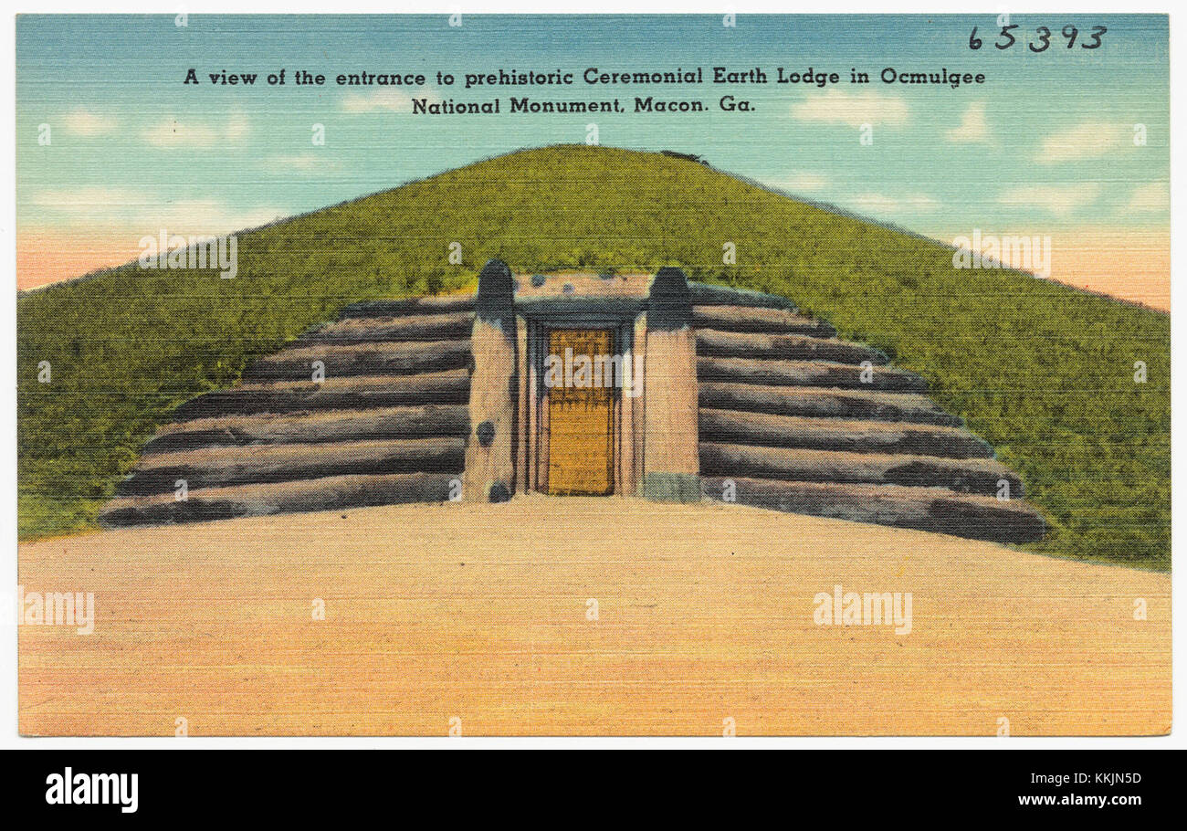 The entrance to the Ceremonial Earth Lodge in Ocmulgee National ...