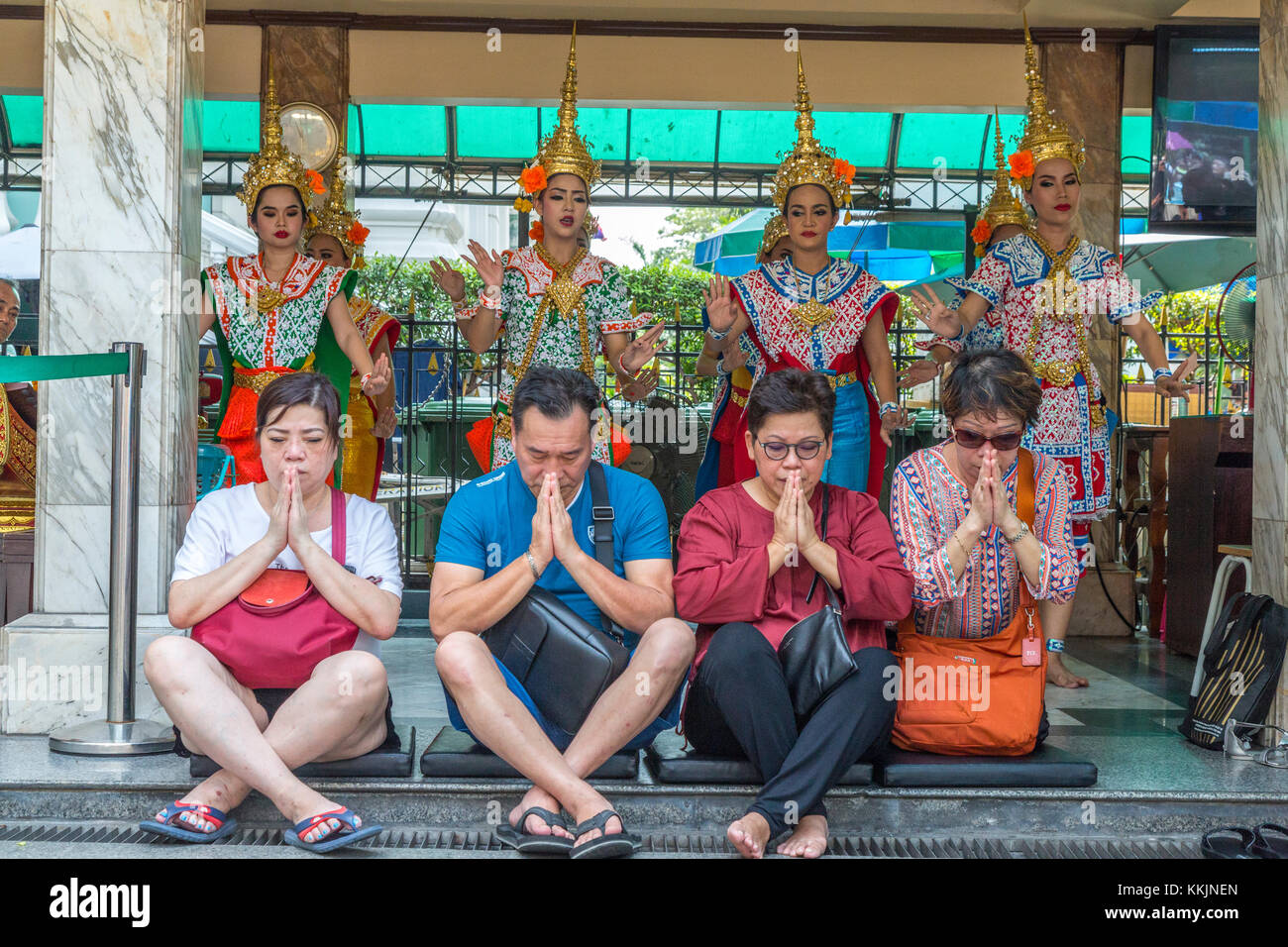 Bangkok thailand pray praying hi-res stock photography and images - Alamy