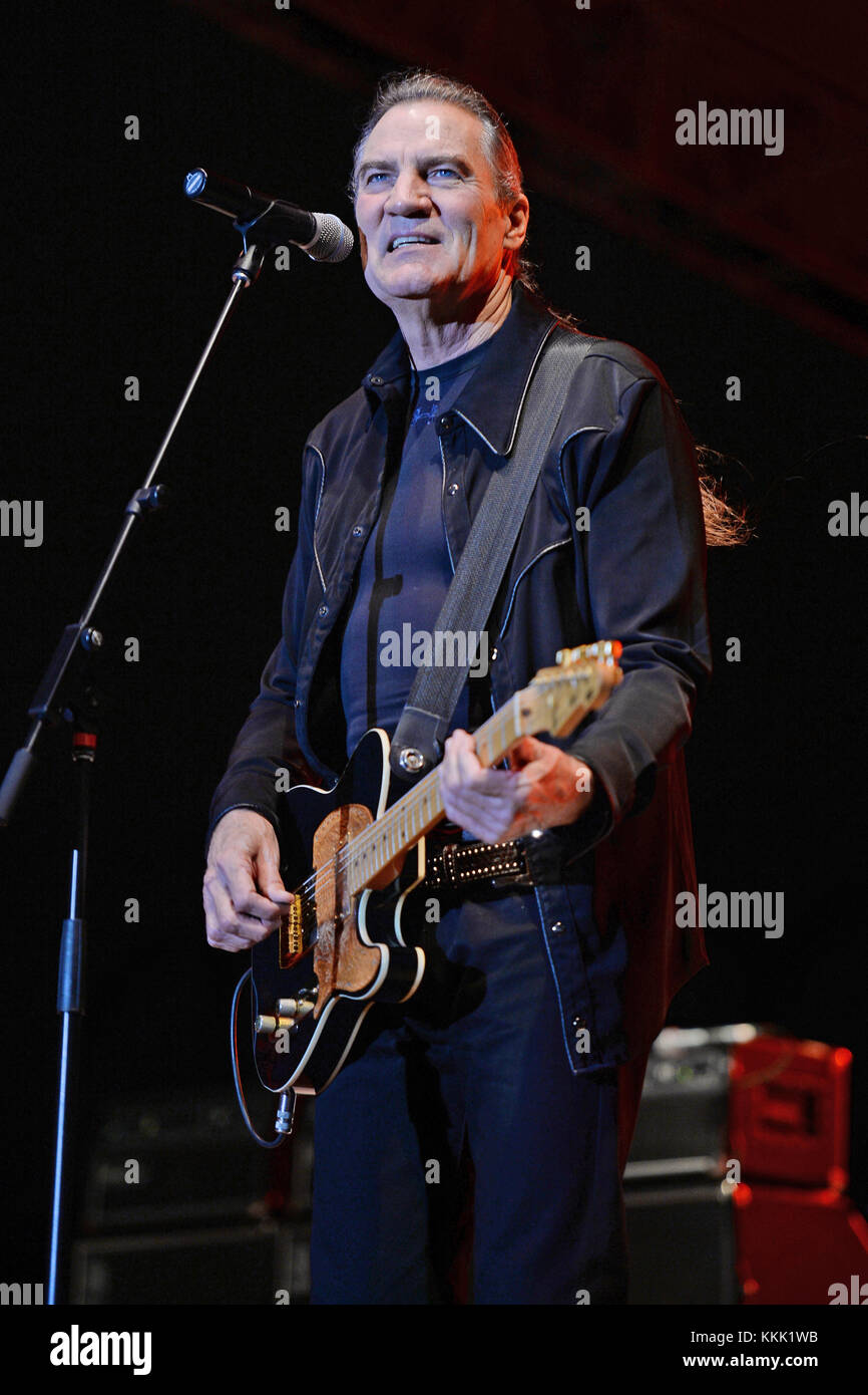 MIAMI , FL - DECEMBER 19: Mel Schacher, Max Carl, and Bruce Kulick of ...