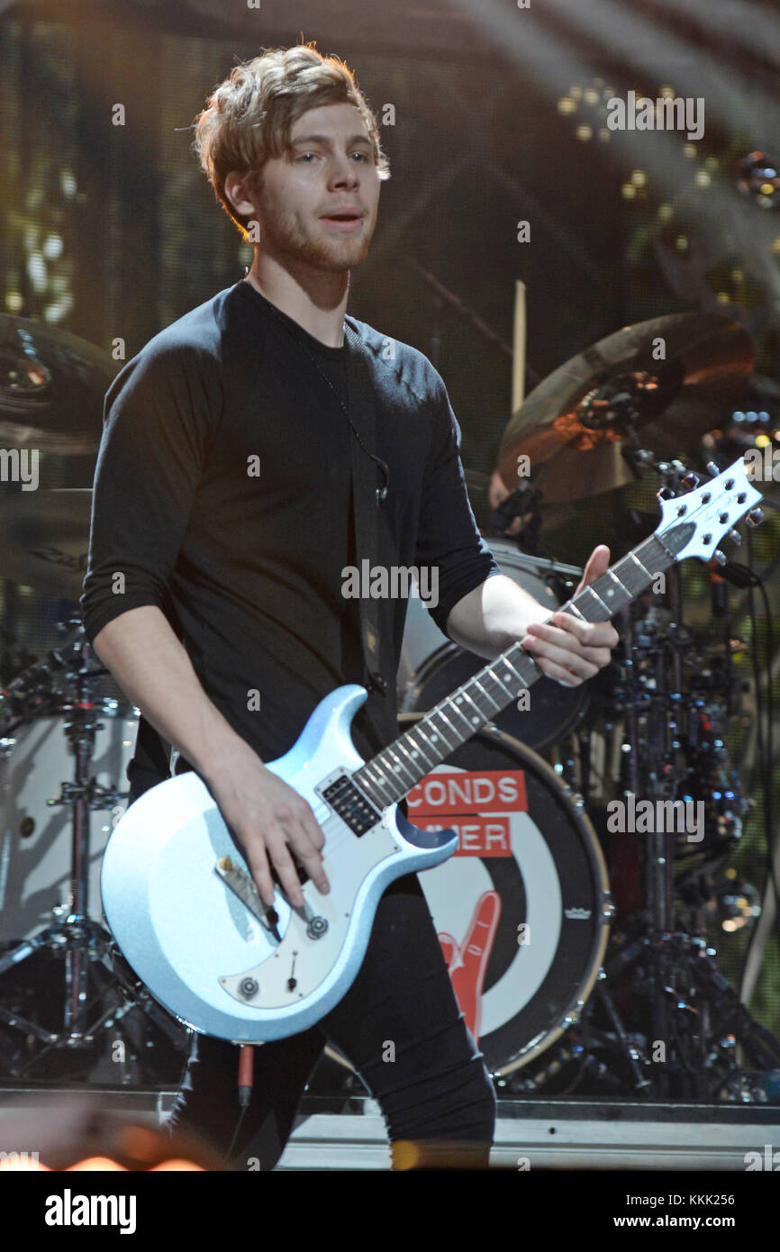 SUNRISE, FL - DECEMBER 18: Luke Hemmings of 5 Seconds Of Summer ...