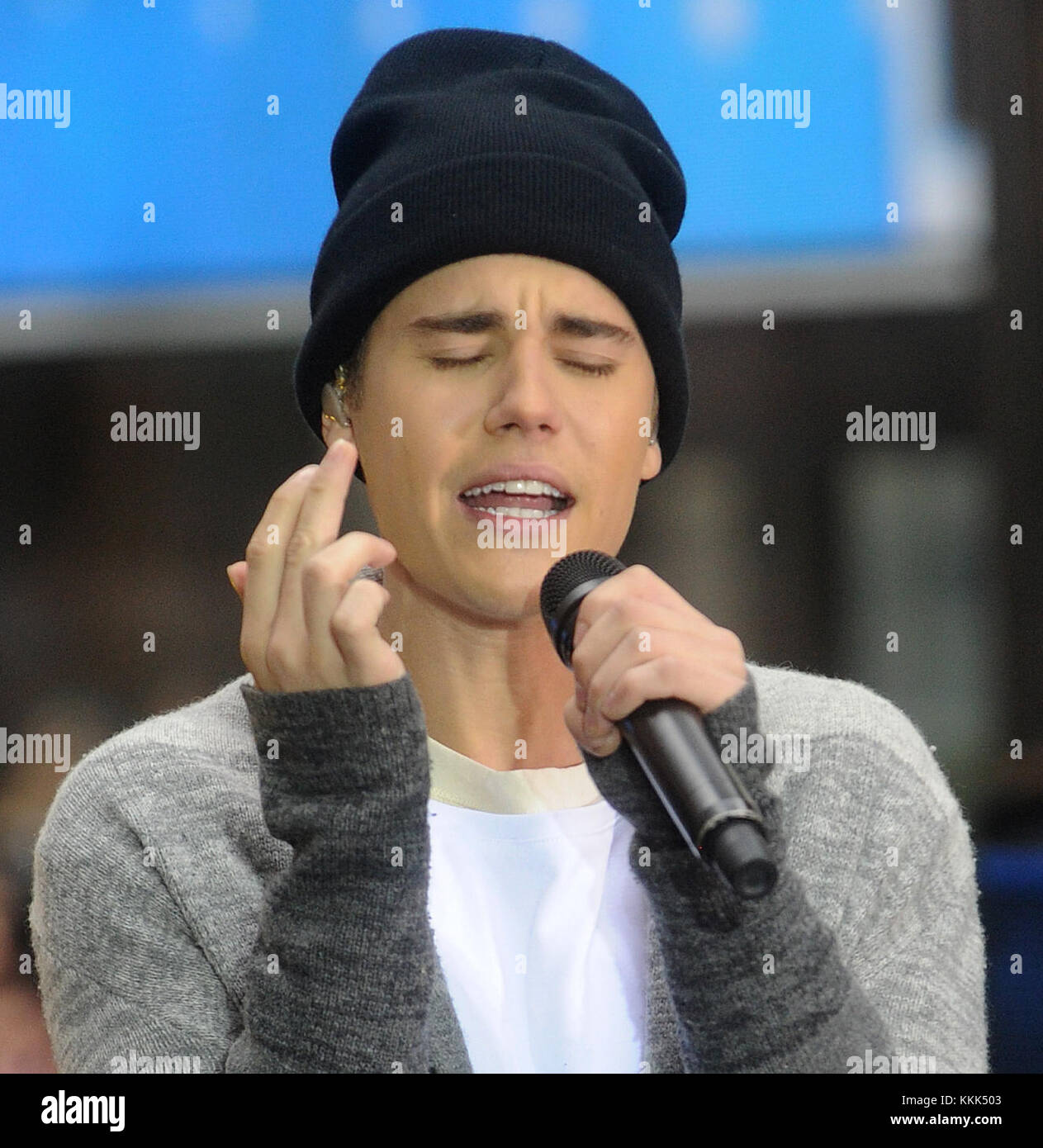 NEW YORK, NY - NOVEMBER 18: Singer-songwriter Justin Bieber performs on ...