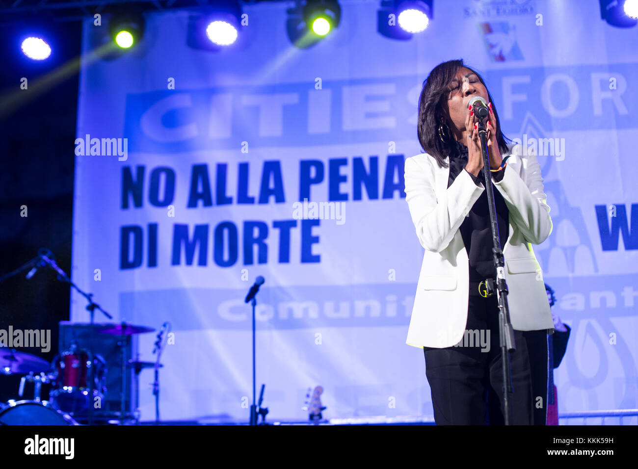Roma, Italy. 30th Nov, 2017. Singer Vanessa Jay Mulder during a concert ...
