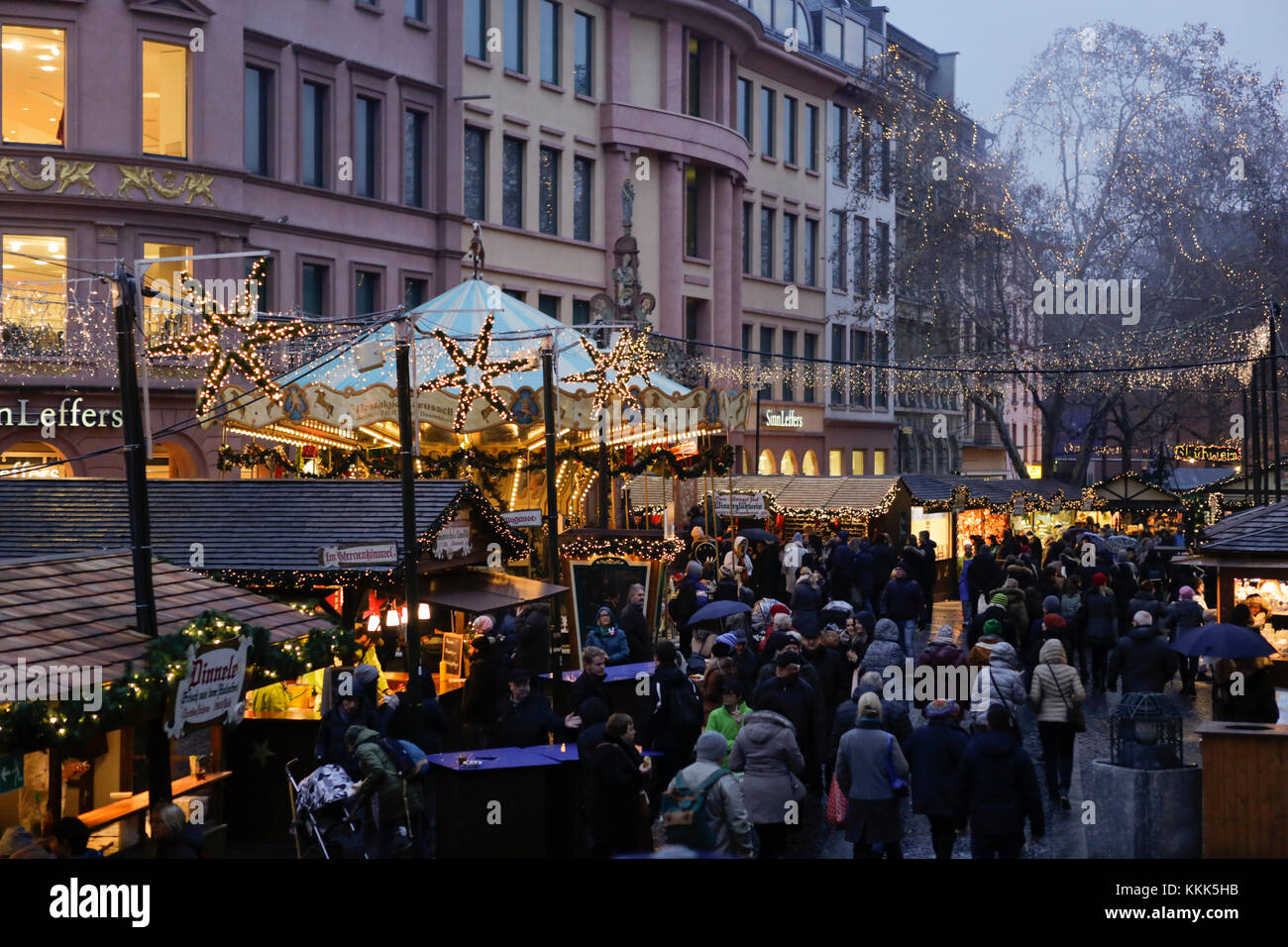 Mainz, Germany. 30th Nov, 2017. People stroll by the stall of the ...