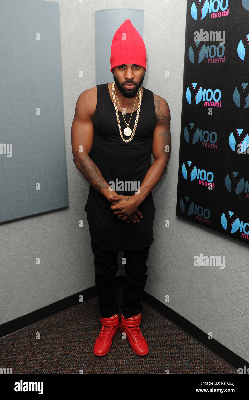 FORT LAUDERDALE, FL - NOVEMBER 13: Singer Jason Derulo poses for a ...