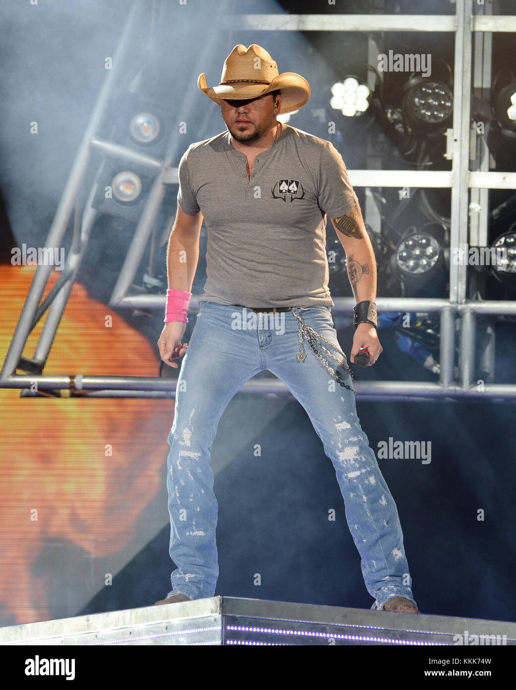 WEST PALM BEACH, FL - OCTOBER 24: Jason Aldean performs at The Perfect ...