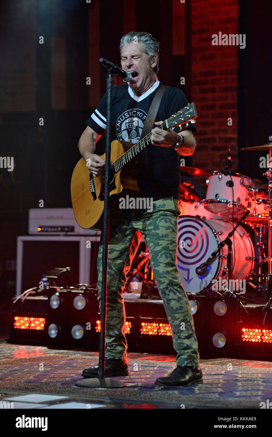 FORT LAUDERDALE FL - OCTOBER 01: Ed Roland of Collective Soul performs ...