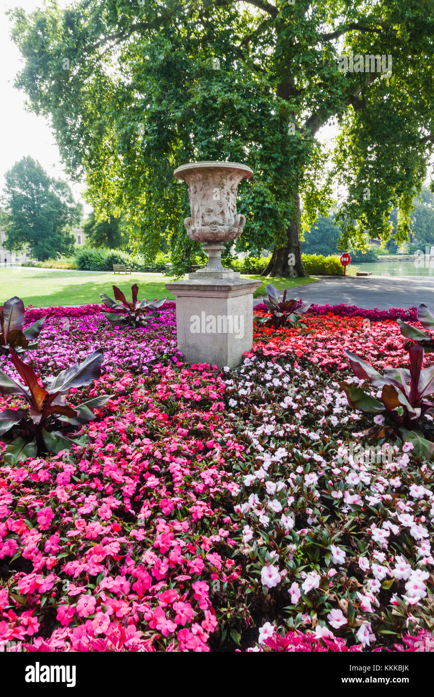 England, London, Richmond, Kew Gardens, The Great Broad Walk Flower ...