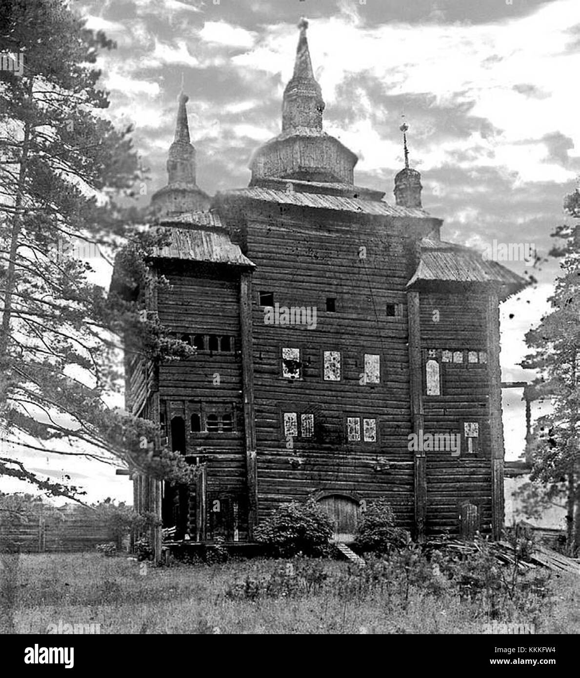 Russian wooden architecture orthodox Black and White Stock Photos ...