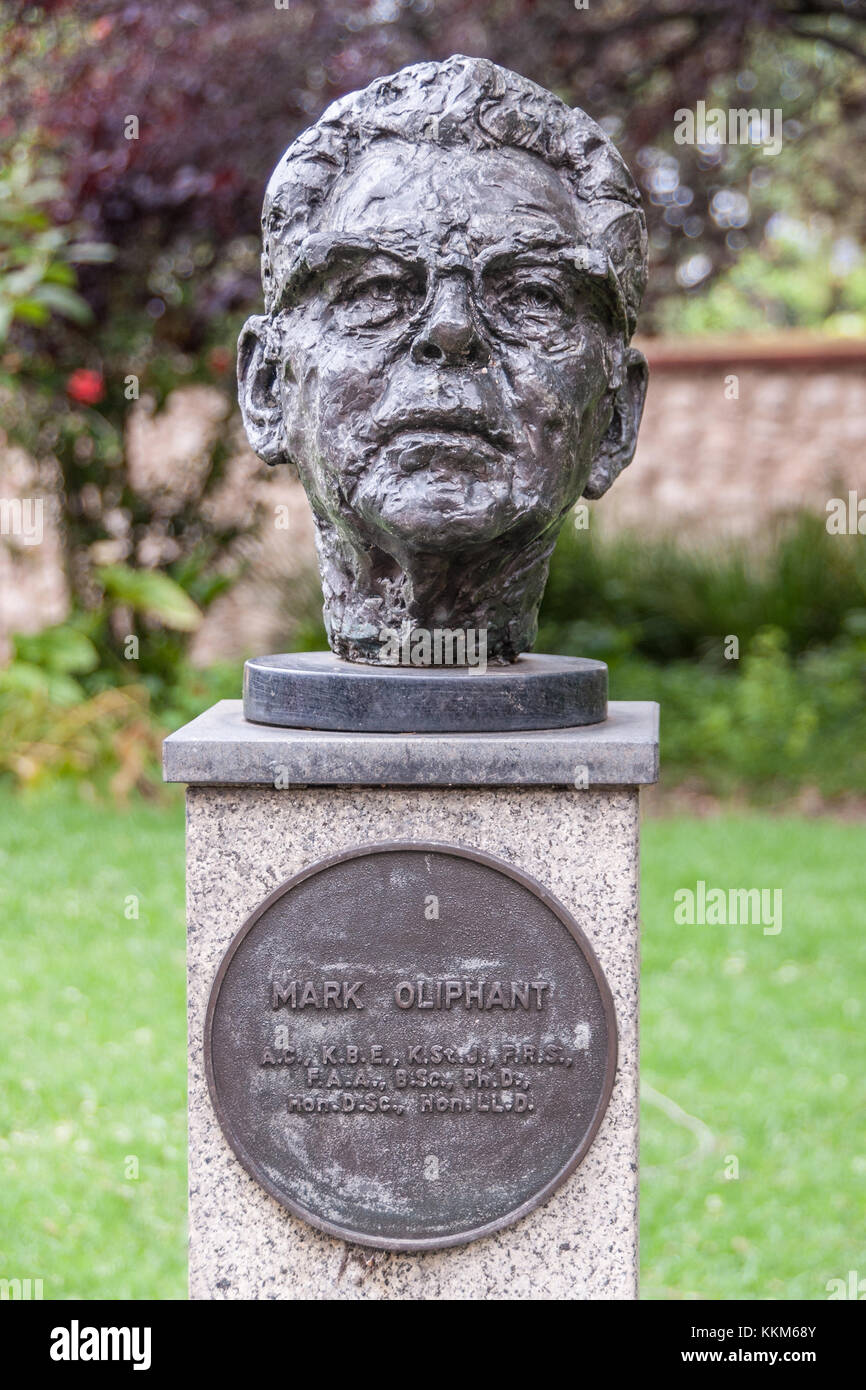 Metalic statue hi-res stock photography and images - Alamy