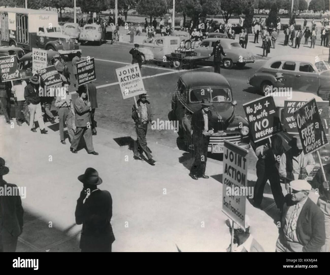 Workers picketing hi-res stock photography and images - Alamy