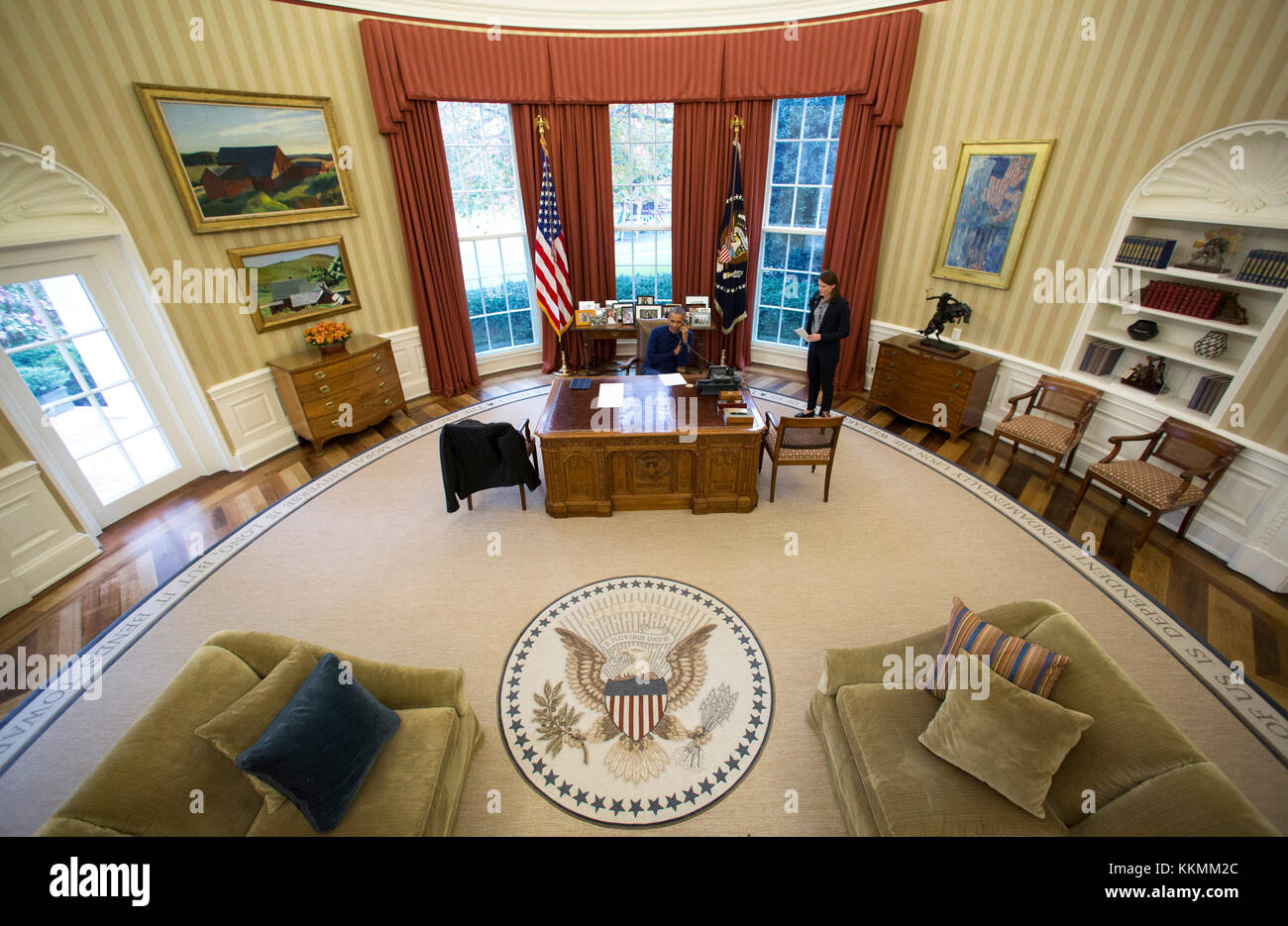 President Barack Obama makes Thanksgiving Day phone calls from the Oval ...