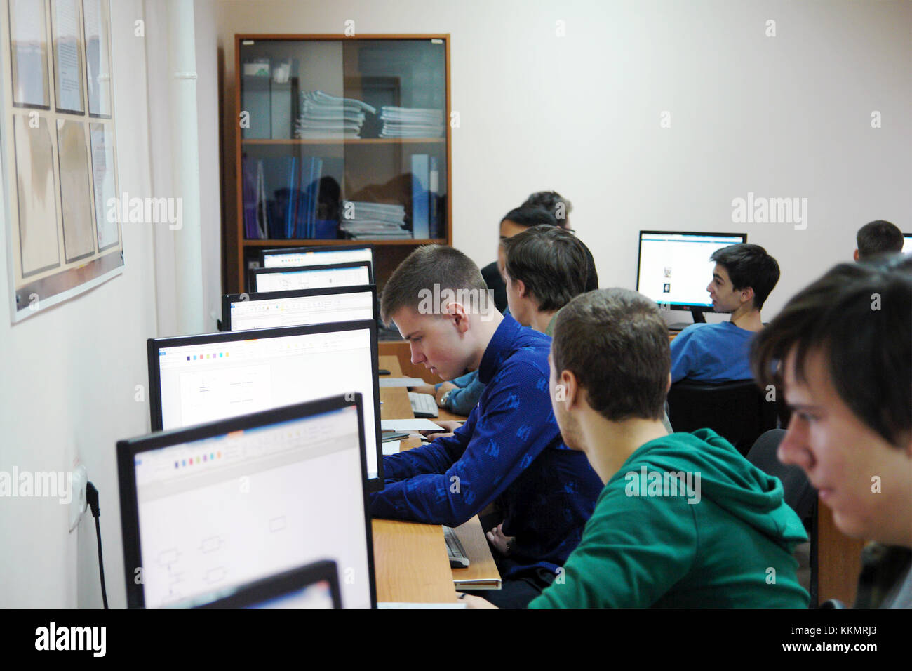 Computer lab teenagers hi-res stock photography and images - Alamy