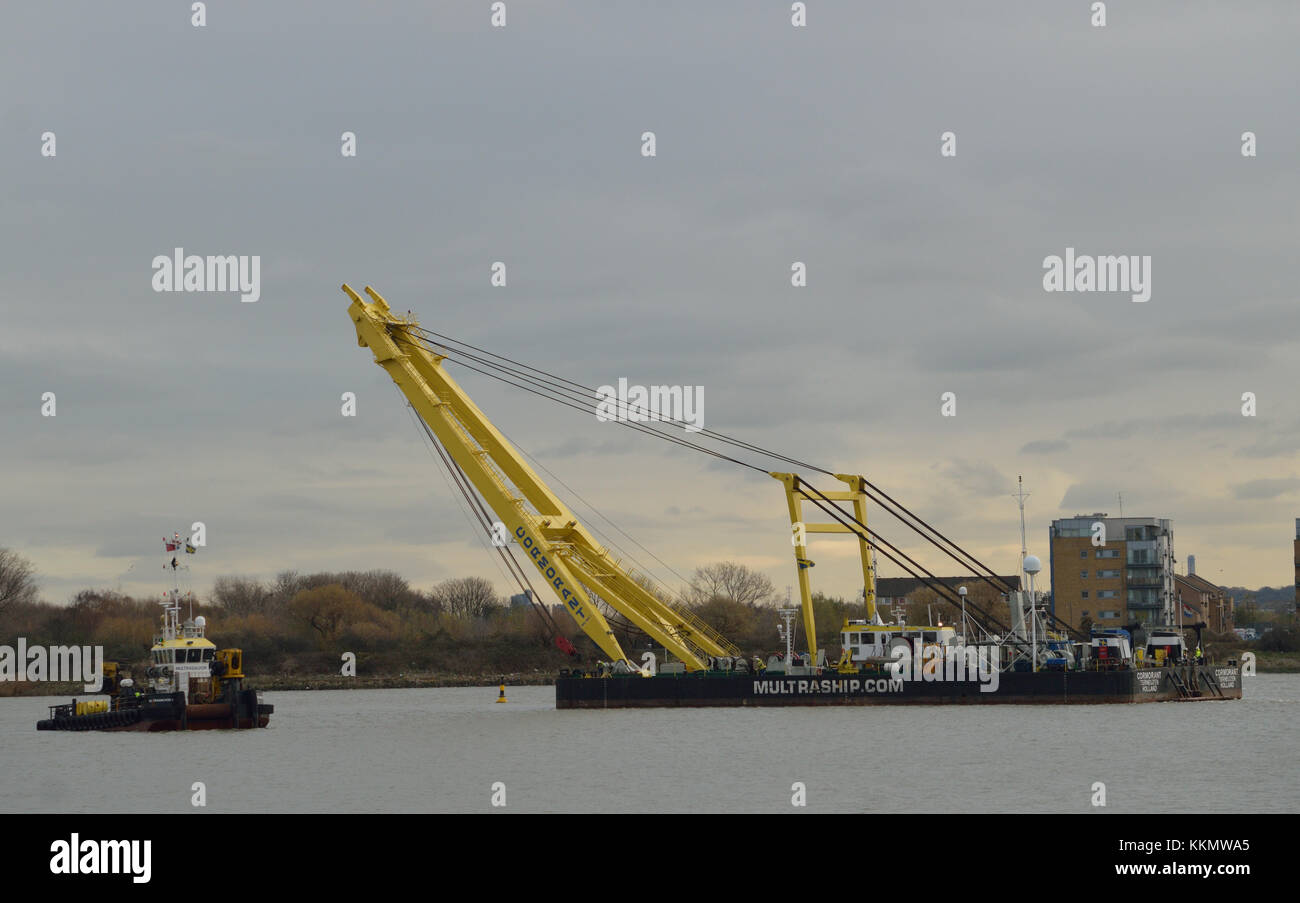 Tug MULTRASALVOR 3 & Floating Sheerleg crane CORMORANT of Multraship ...