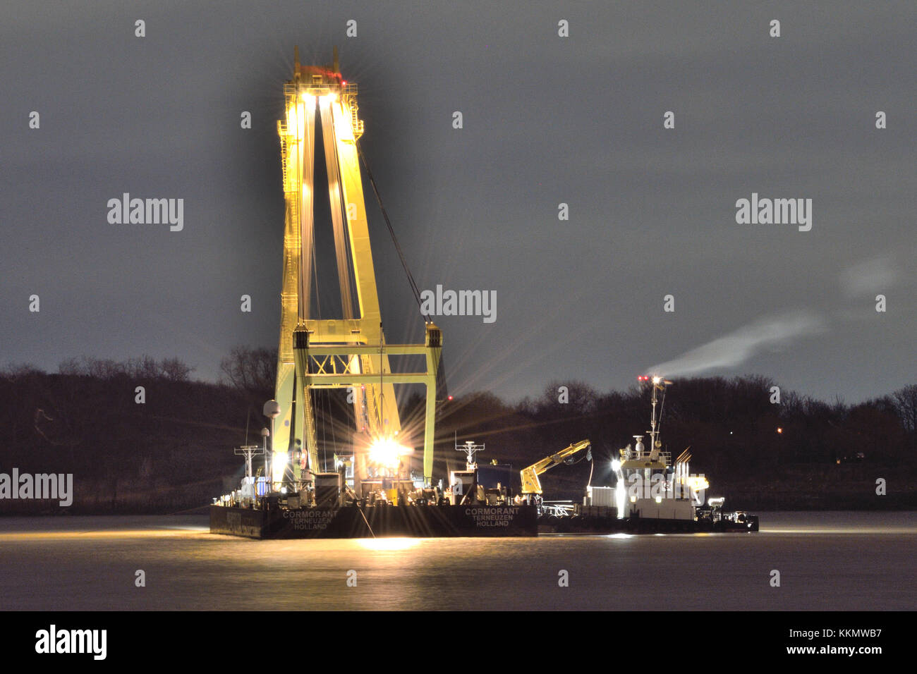 Floating sheerleg crane hi-res stock photography and images - Alamy