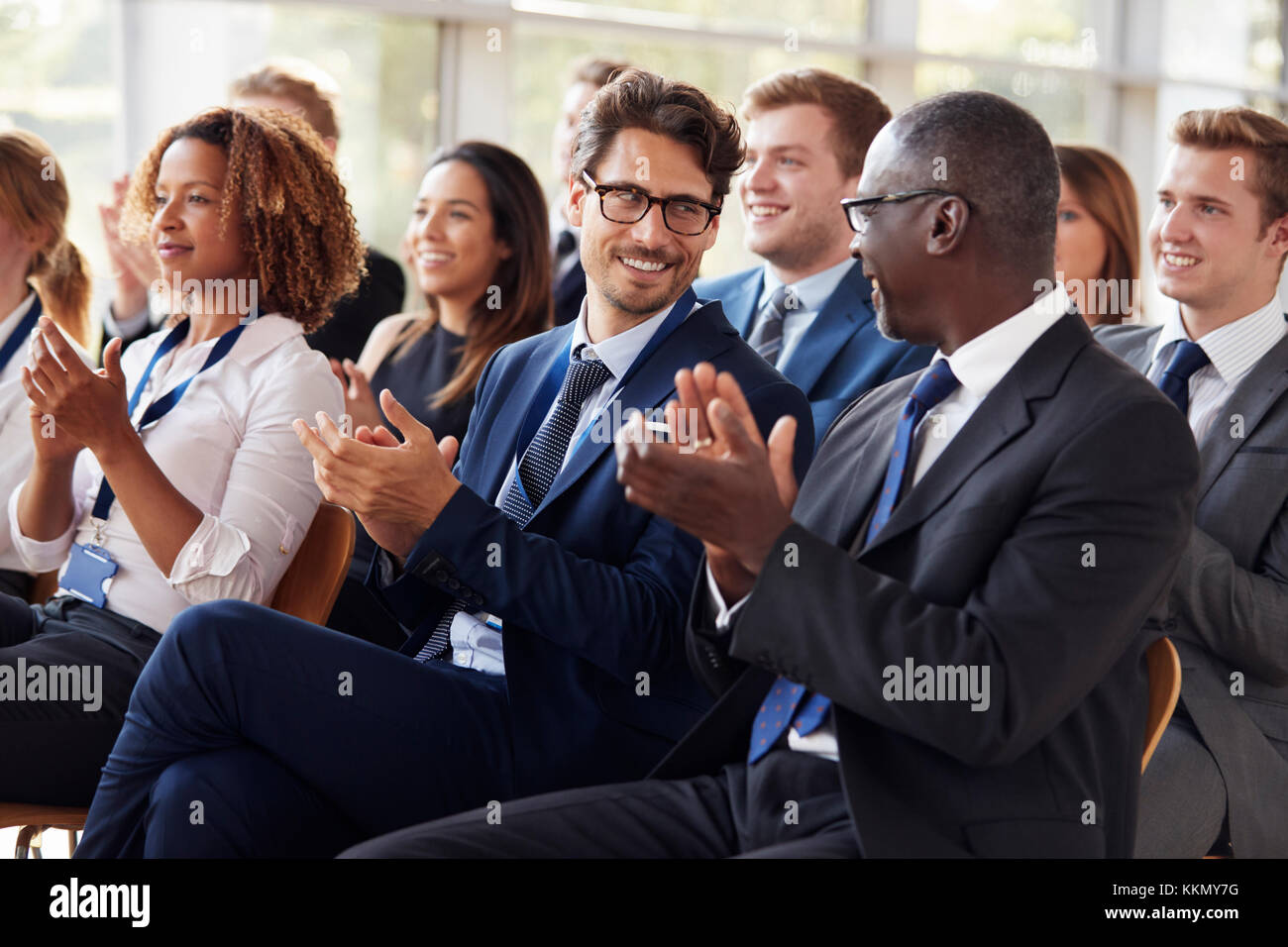 Audience clapping in row hi-res stock photography and images - Alamy