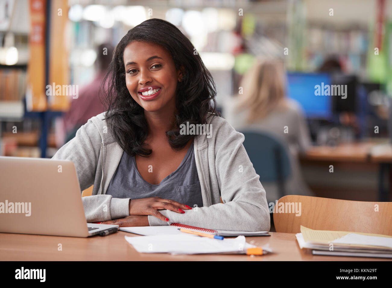 Woman sitting in library looking hi-res stock photography and images ...