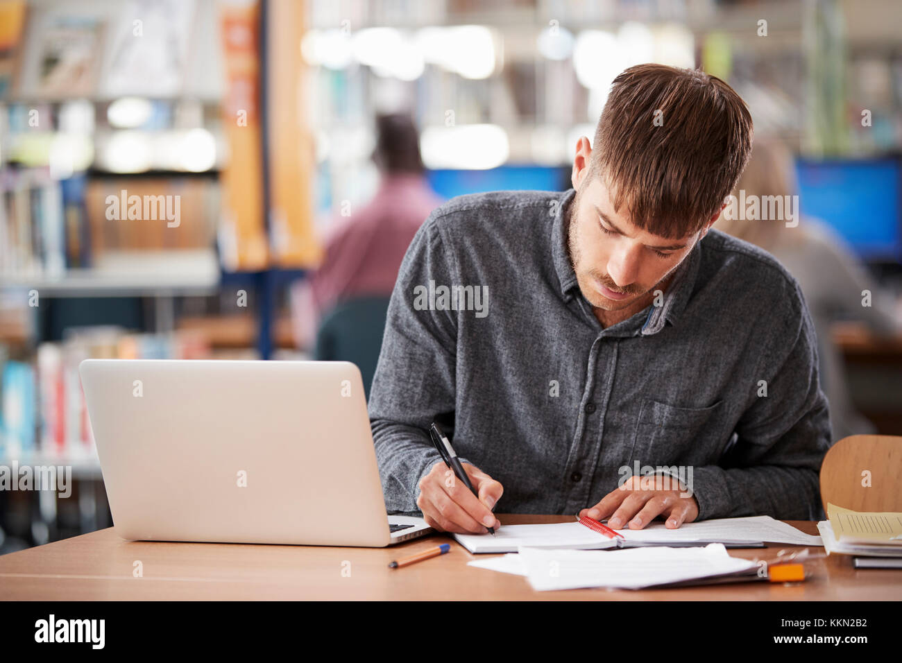 Man and laptop and library hi-res stock photography and images - Alamy
