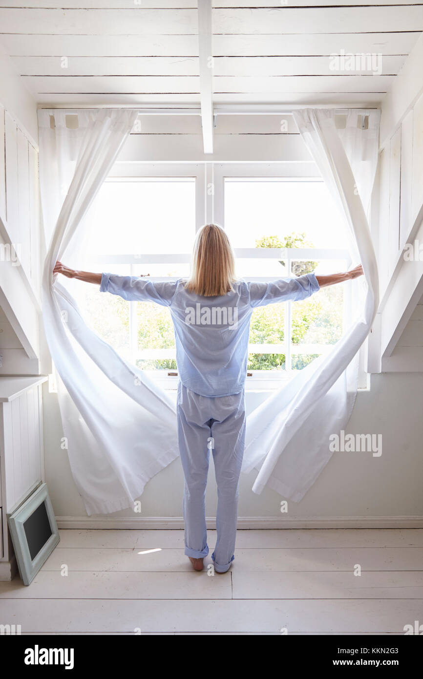 Full length curtains hi-res stock photography and images - Alamy