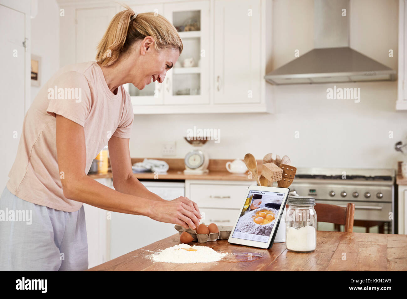 Tablet woman kitchen hi-res stock photography and images - Alamy