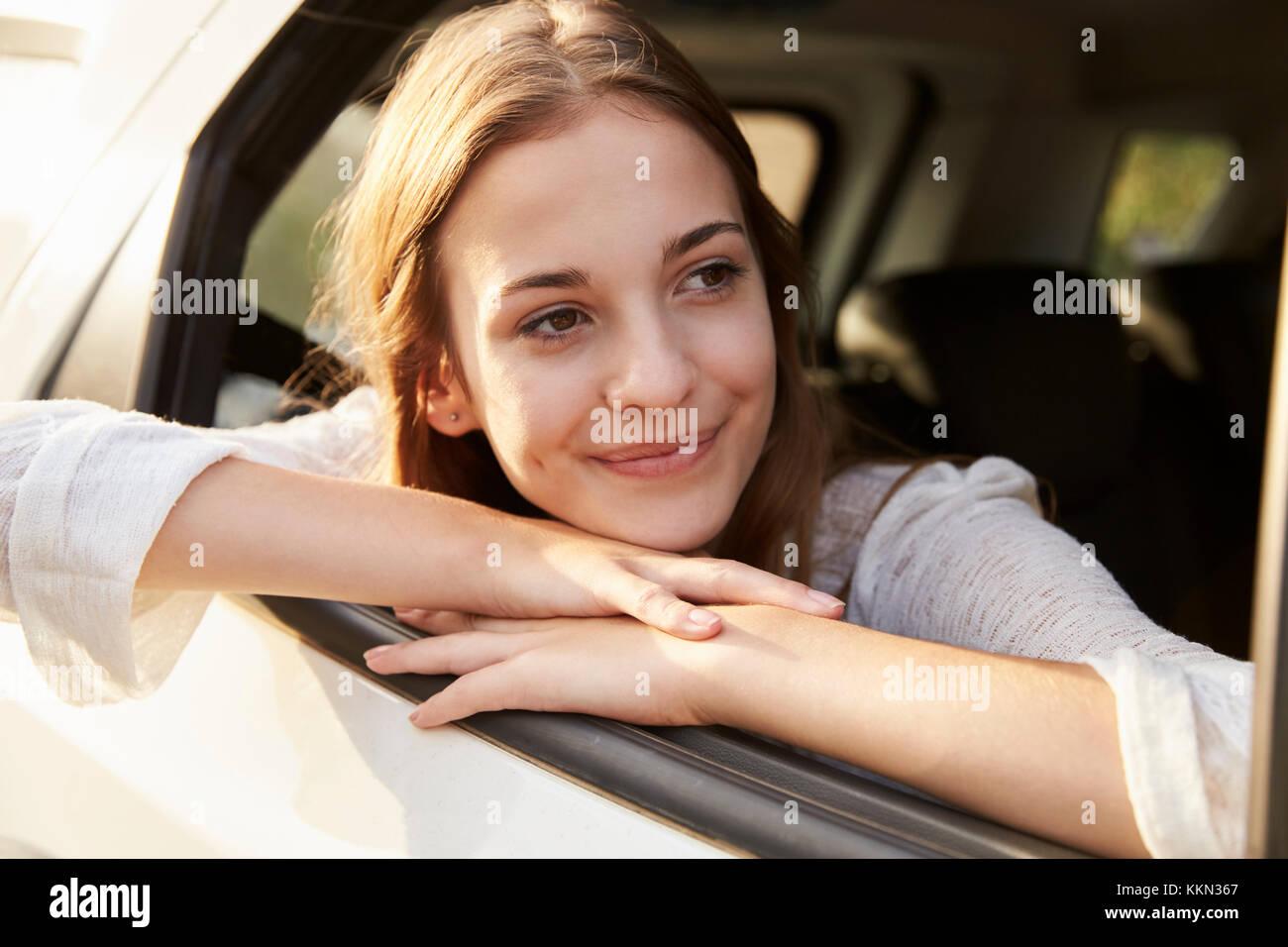Children looking out window of car hi-res stock photography and images ...