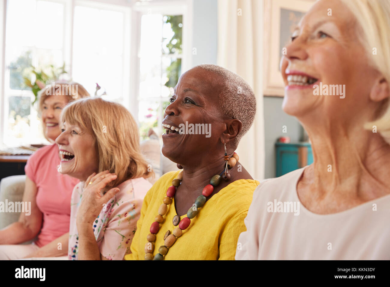 Relaxed group talking hi-res stock photography and images - Alamy