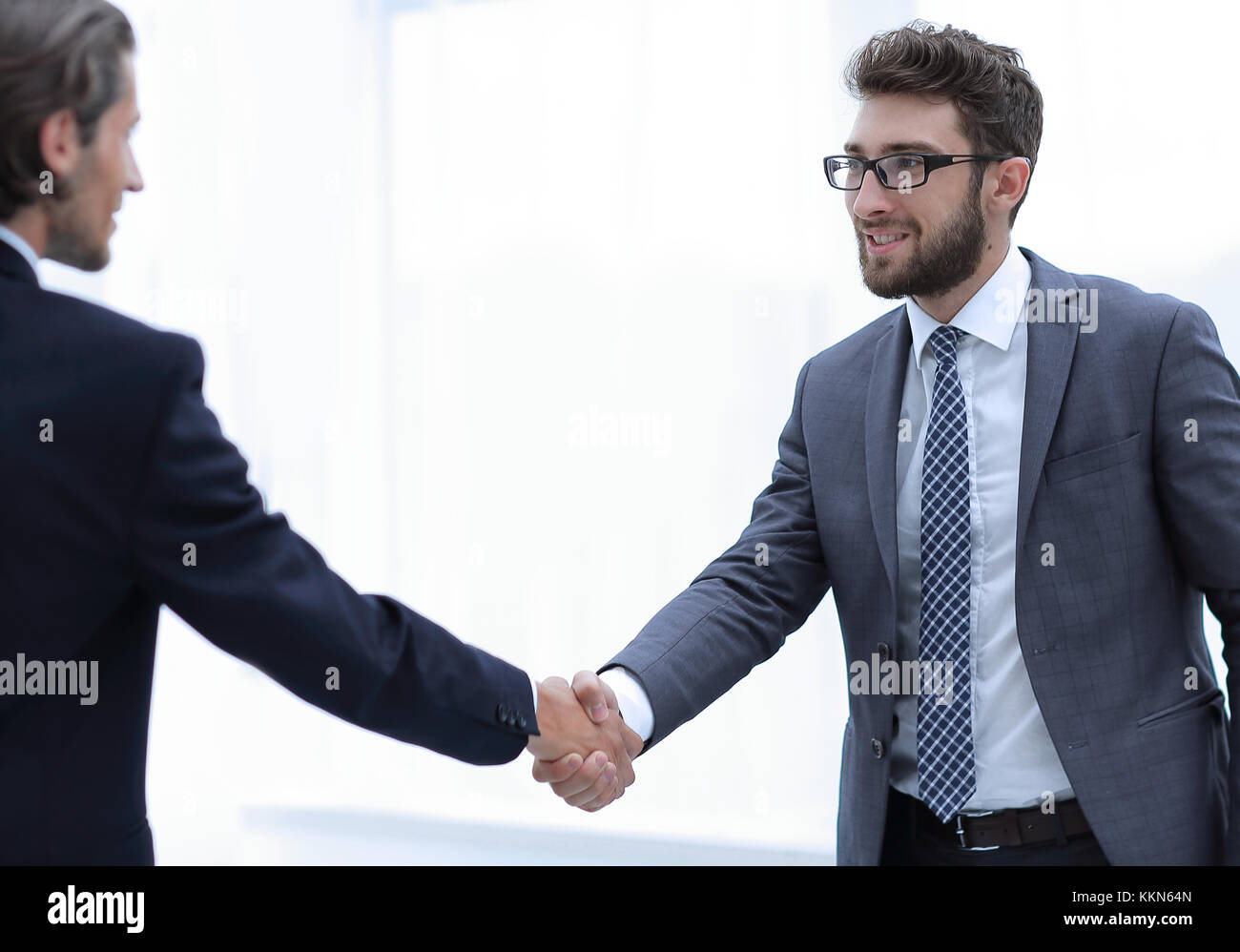 welcome and handshake of business partners Stock Photo - Alamy
