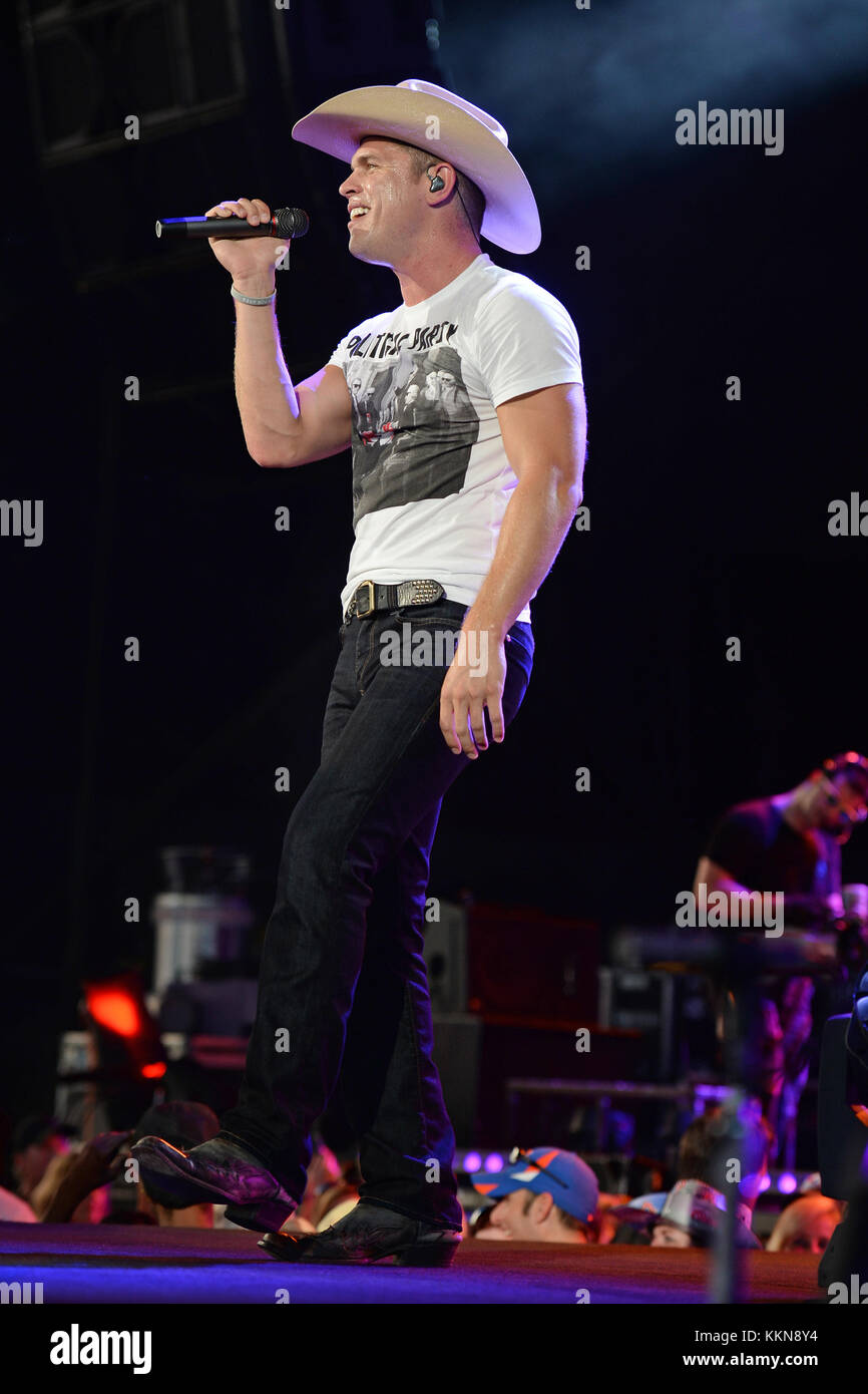 WEST PALM BEACH, FL - SEPTEMBER 19: Dustin Lynch performs at The ...