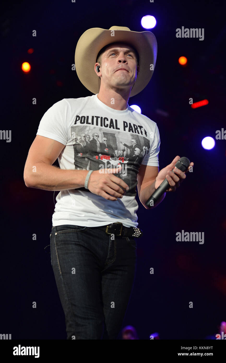 WEST PALM BEACH, FL - SEPTEMBER 19: Dustin Lynch performs at The ...