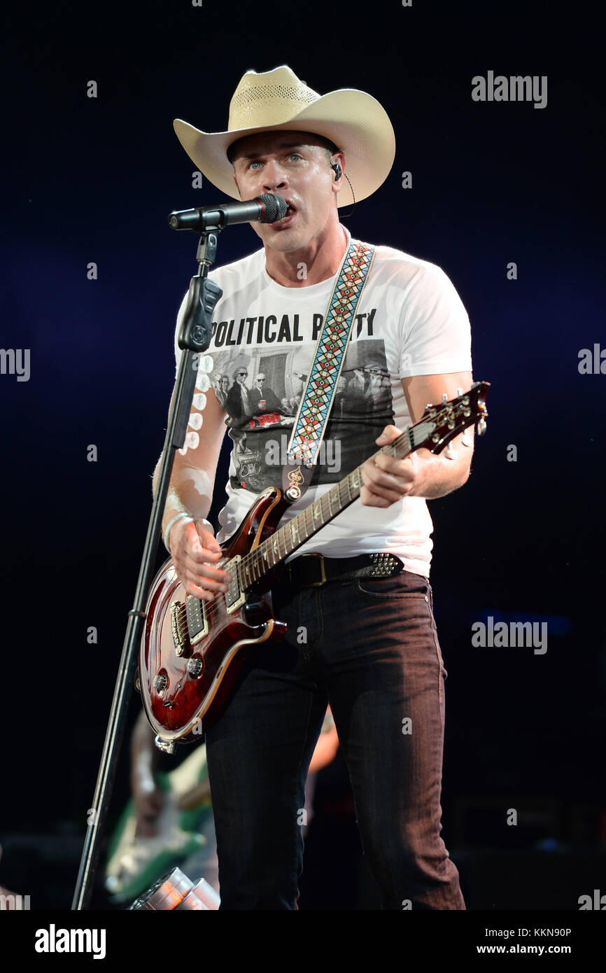 WEST PALM BEACH, FL - SEPTEMBER 19: Dustin Lynch performs at The ...
