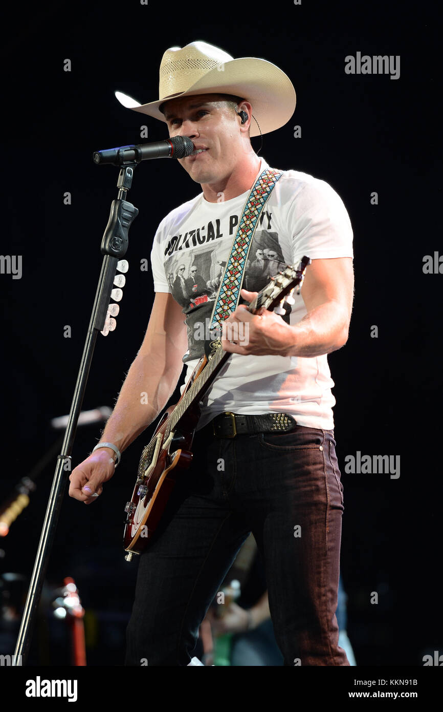 WEST PALM BEACH, FL - SEPTEMBER 19: Dustin Lynch performs at The ...