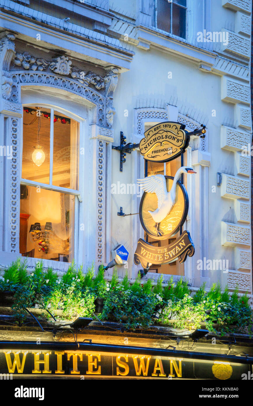 London pub exterior night hi-res stock photography and images - Alamy