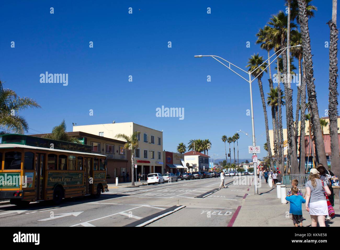 SANTA CRUZ, USA - AUG 14 2013: Santa Cruz main promenade, outdoor view ...