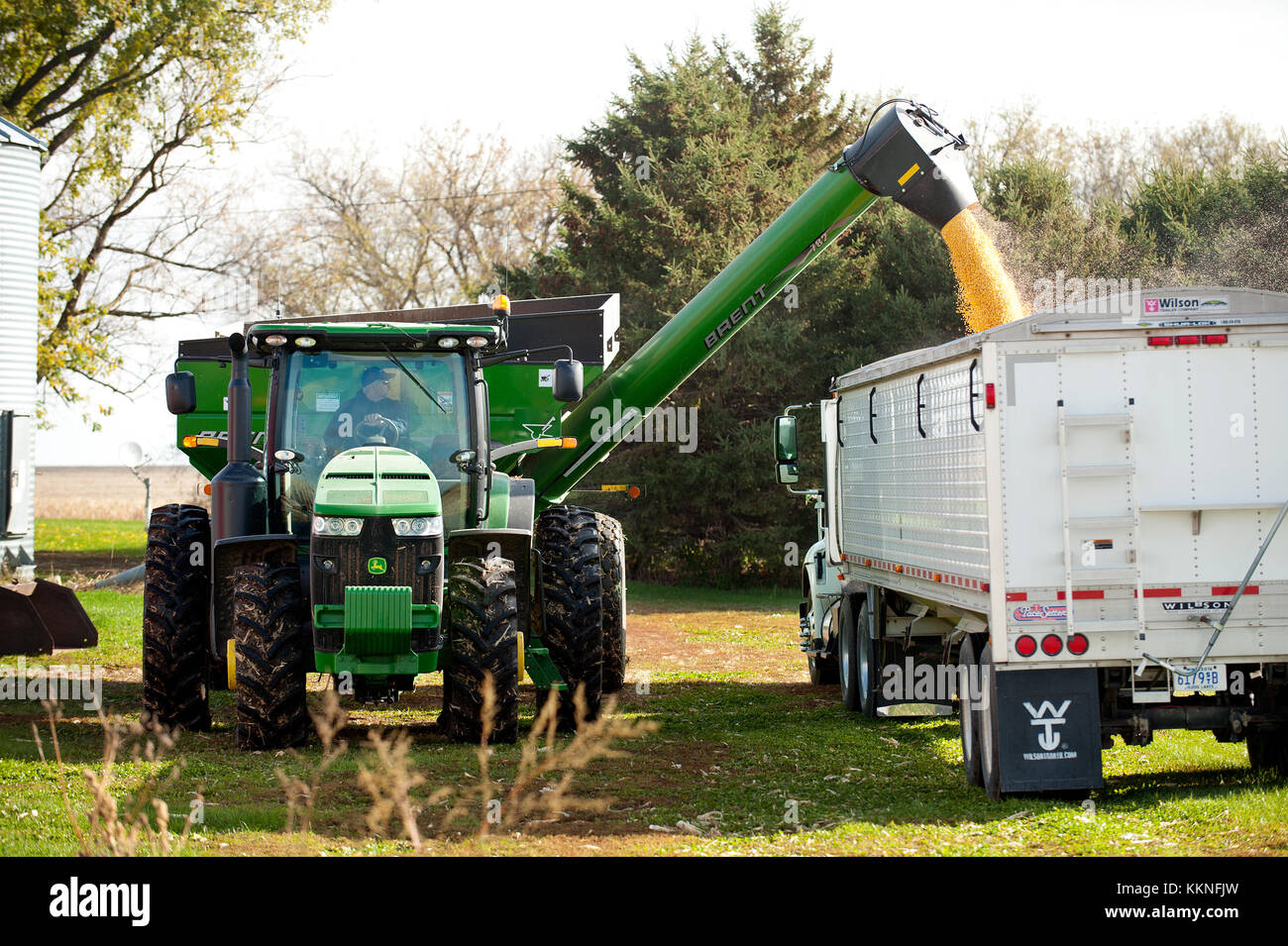 Grain semi truck hi-res stock photography and images - Alamy