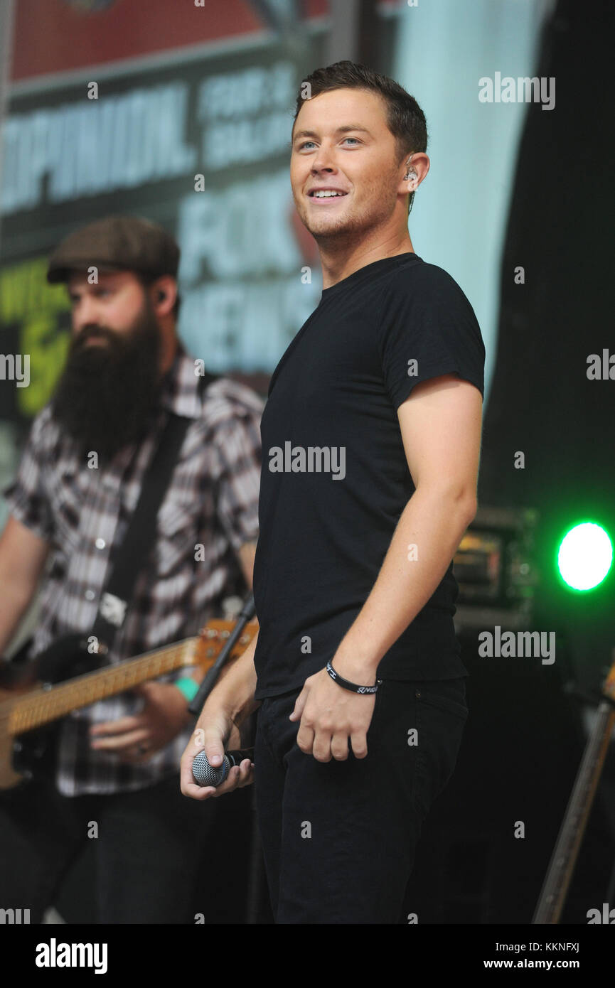NEW YORK, NY - JULY 31: Singer Scotty McCreery poses backstage at the ...