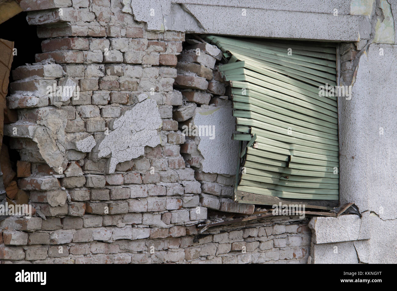 Ruin and broken wall hi-res stock photography and images - Alamy