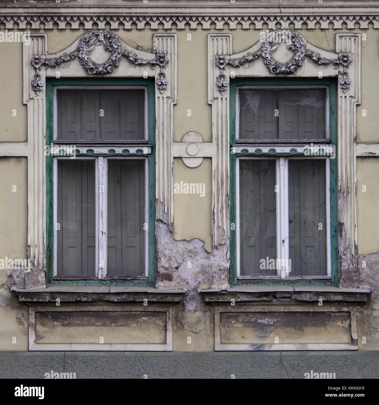 Old rustic windows hi-res stock photography and images - Alamy