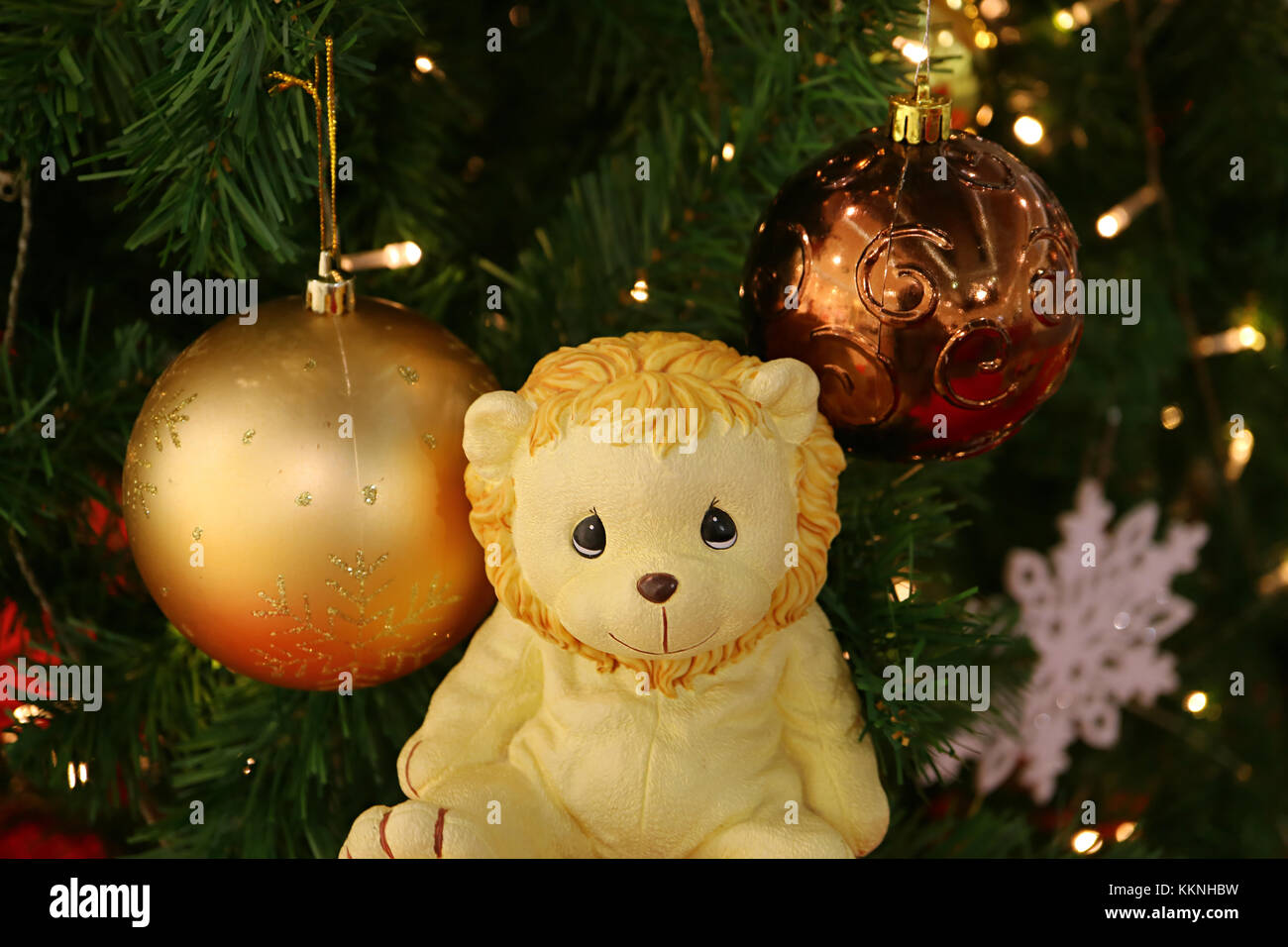 Lovely Lion Doll and the Sparkling Christmas Tree Decorating with Many ...